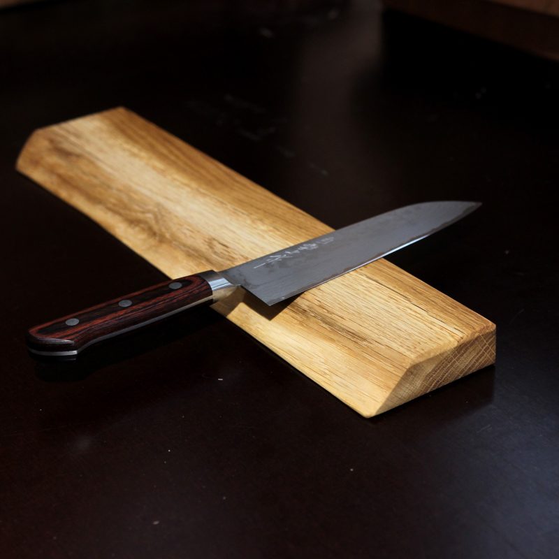 Magnetische Messerleiste aus Eiche mit Baumkante - Holz-Liebling