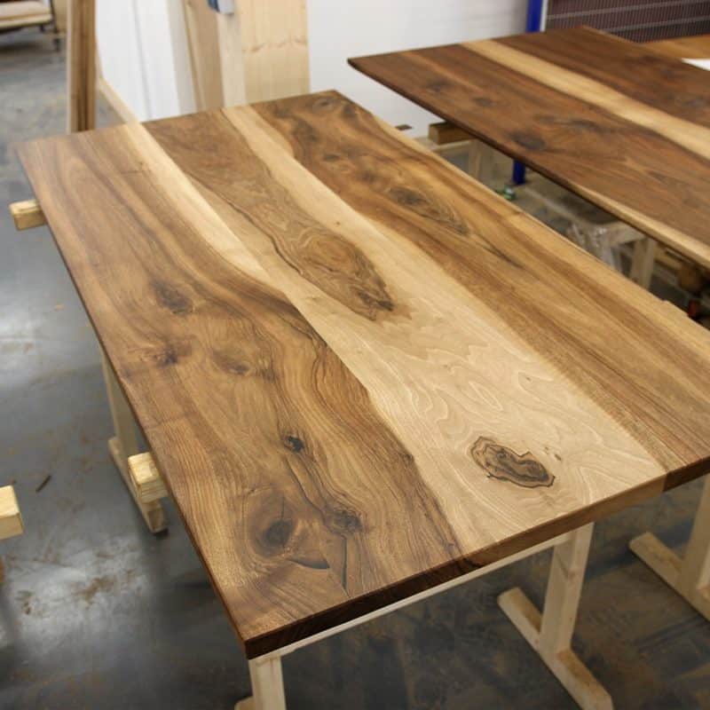 Europäischer Nussbaum Esstisch - Holz-Liebling